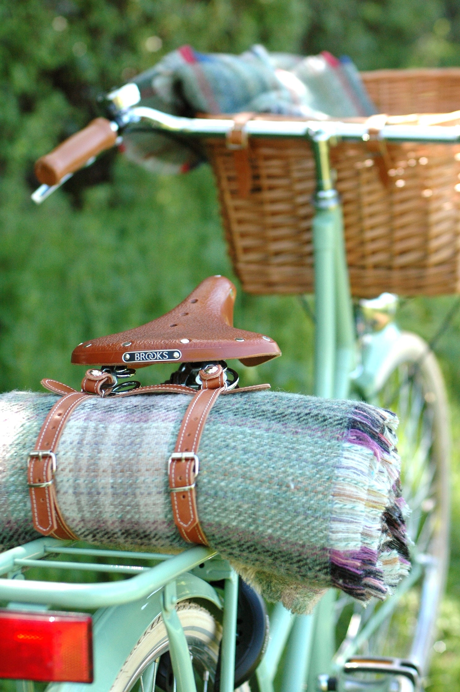 RECYCLED WOOL PICNIC RUG AND STRAPS – BEG Bicycles